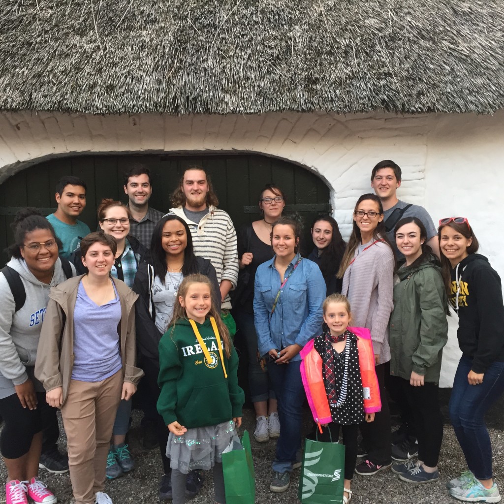 American students volunteer in community organisations